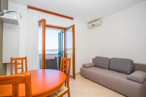 Apartamento, 2 camas de casal | Sala | Televisor 