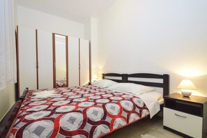 Apartamento, várias camas | Cozinha privada | Cooktop, talheres/pratos/utensílios de cozinha