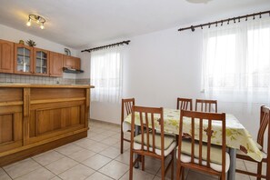Apartamento, várias camas | Cozinha privada | Cooktop, talheres/pratos/utensílios de cozinha