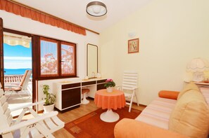 Apartamento, várias camas | Sala | Televisor 