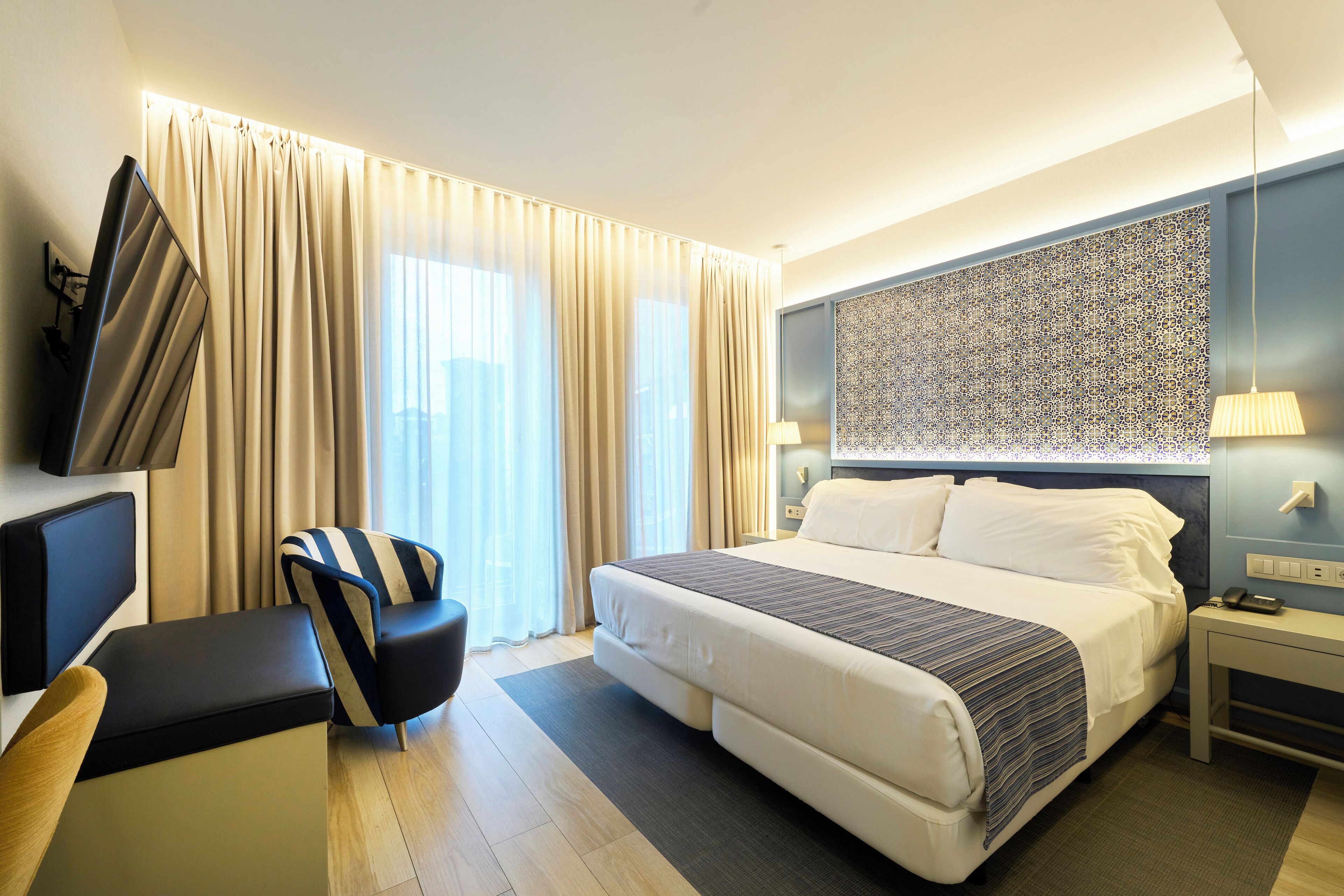 Minibar, cofre com capacidade para portátil 