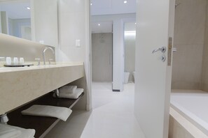 Suite, 1 cama king-size, banheira de hidromassagem | Casa de banho | Um secador de cabelo, um bidé, toalhas fornecidas, sabão 