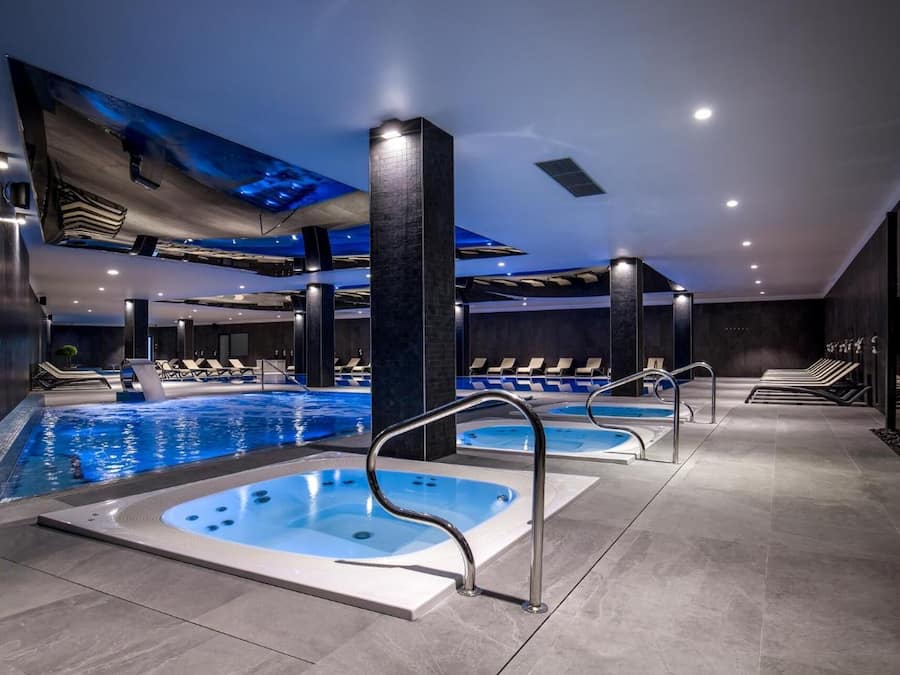 Piscina interior, piscina exterior sazonal, espreguiçadeiras