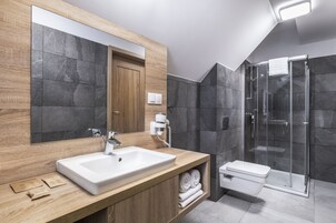 Apartamento (Duplex) | Casa de banho | Um polibã, artigos de higiene pessoal grátis, um secador de cabelo