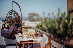 Suíte júnior, vista para o oceano | Terraço/pátio