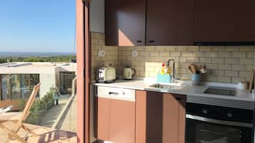 Refrigerador em uma área comum