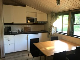 Cabana de Madeira Standard, 3 quartos | Kitchenette privada | Um frigorífico, um micro-ondas, uma placa de cozinha 