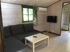 Cabana de Madeira Standard, 2 quartos | Sala | TV de ecrã plano 