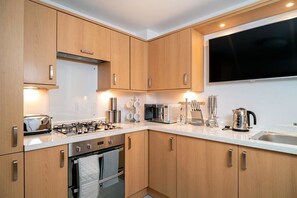 Apartamento de Luxo | Cozinha privada | Um frigorífico/congelador grande, um micro-ondas, um forno 