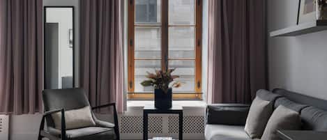 Estúdio Deluxe, 1 cama queen-size e sofá-cama (203) | Sala de estar | TV de ecrã plano, Netflix, filmes pagos, serviços de streaming