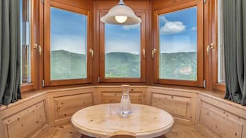 Quarto Deluxe, vista para a montanha | Edredões de penas, cofre no quarto, secretária, Wi-fi grátis