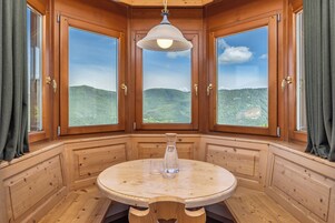 Quarto Deluxe, vista para a montanha | Edredões de penas, cofre no quarto, secretária, Wi-fi grátis 