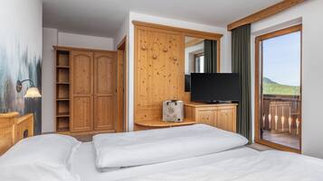 Quarto Deluxe, vista para a montanha | Edredões de penas, cofre no quarto, secretária, Wi-fi grátis