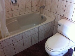 Chuveiro, produtos de toalete grátis, toalhas de banho 