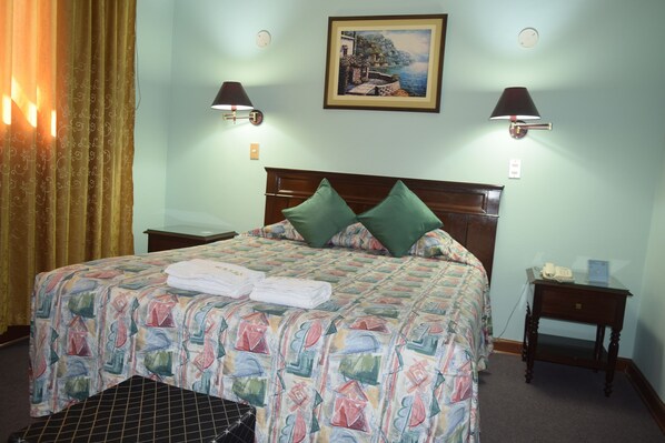 Quarto casal, 1 cama Queen | Cofres nos quartos, cortinas blackout, ferros/tábuas de passar roupa