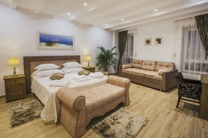 Quarto Duplo ou Twin Deluxe, Vista para a cidade | Sala de estar | Smart TV de 106 cm com canais via satélite, televisor