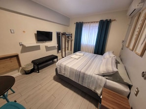 Quarto Duplo | Com decoração personalizada, com mobília individualizada, secretária