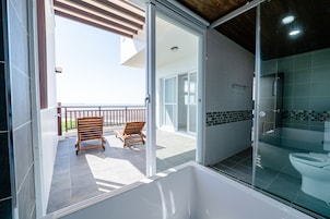 Quarto casal | Banheiro | Secador de cabelo, chinelos, toalhas de banho, sabonete
