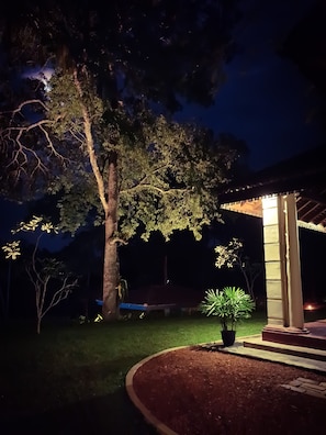 Fachada do alojamento (tarde/noite)
