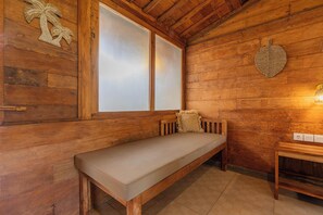 Frigobar, cofres nos quartos, escrivaninha, quartos à prova de som