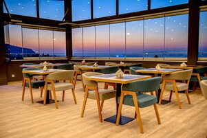 Café da manhã com buffet todos os dias (EUR 12 por pessoa) 