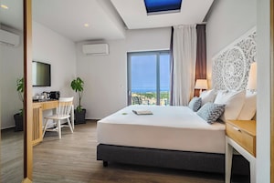 Quarto casal superior, terraço, vista parcial para o mar | Roupas de cama premium