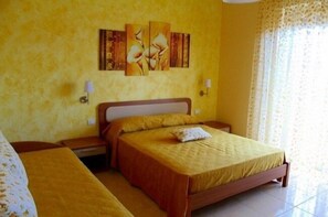 Minibar, cofre no quarto, secretária 