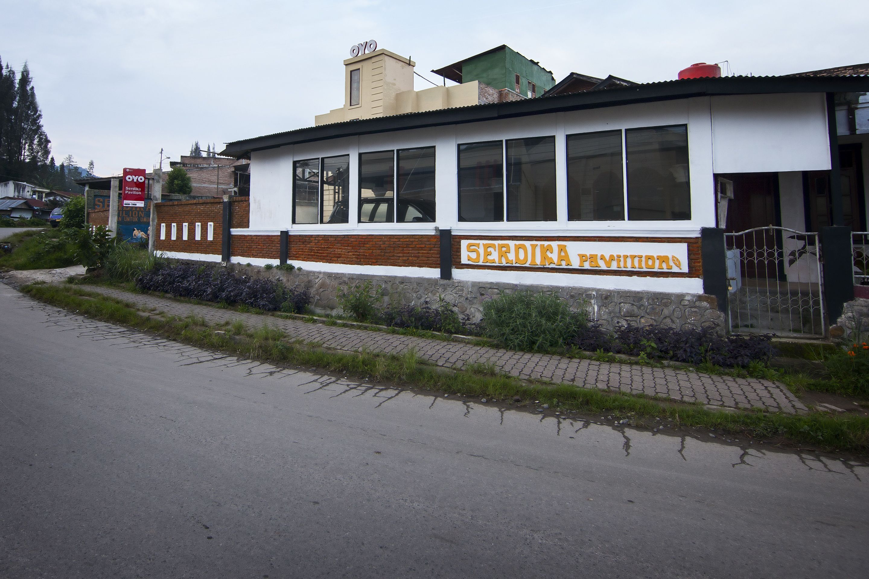 Um edifício com uma placa que diz "SEROIKA PAVILION".