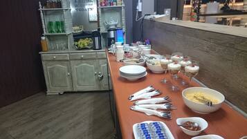Uma mesa de buffet com diversos pratos e utensílios.