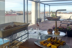 Pequeno-almoço tipo buffet incluído nos dias úteis 