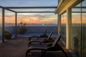 Terraço com espreguiçadeiras