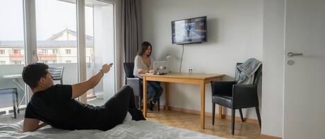 Quarto Duplo, casa de banho privativa | Cofre no quarto, cortinas/cortinados opacos, ferro/tábua de engomar