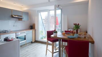 Apartamento | Cozinha privada | Um frigorífico, um forno, uma placa de cozinha