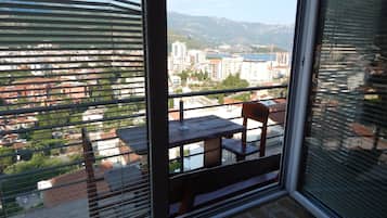 Apartamento conforto, vista para o mar | Escrivaninha, ferros/tábuas de passar roupa, berços grátis