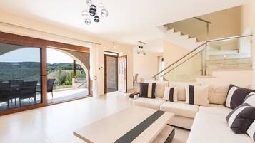 Vila, várias camas | Área de estar | TV de tela plana 25 polegadas com canais a cabo, TV