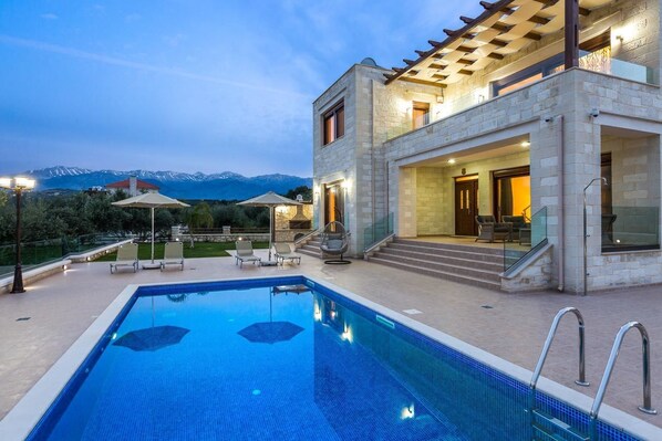 Piscina externa sazonal, espreguiçadeiras