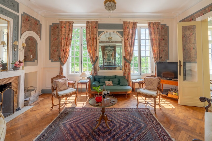 Joli Château Du Xviiième Au Sein Du Vignoble Bordelais.\ngite Rural - France