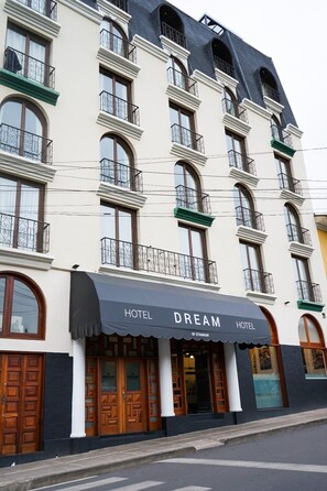 Fachada da propriedade à noite