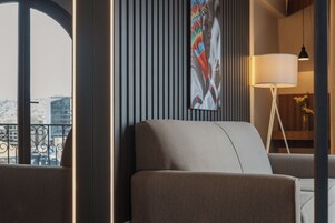 Suite-Estúdio Deluxe, 1 cama king-size, Vista para a cidade | Roupa de alta qualidade, edredões de penas