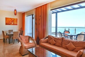 Apartamento Deluxe, 2 quartos, vista para o mar | Quartos insonorizados, berços/camas para crianças grátis, Wi-fi grátis 
