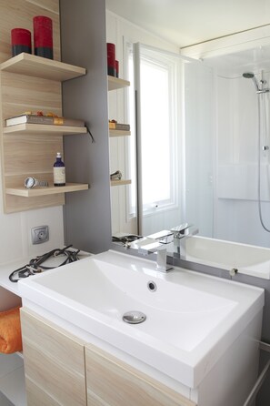 Bungalow, 2 quartos | Duche na casa de banho