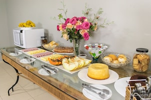 Café da manhã self-service grátis todos os dias