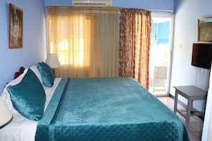Quarto casal, 1 cama King | Wi-Fi de cortesia, roupa de cama