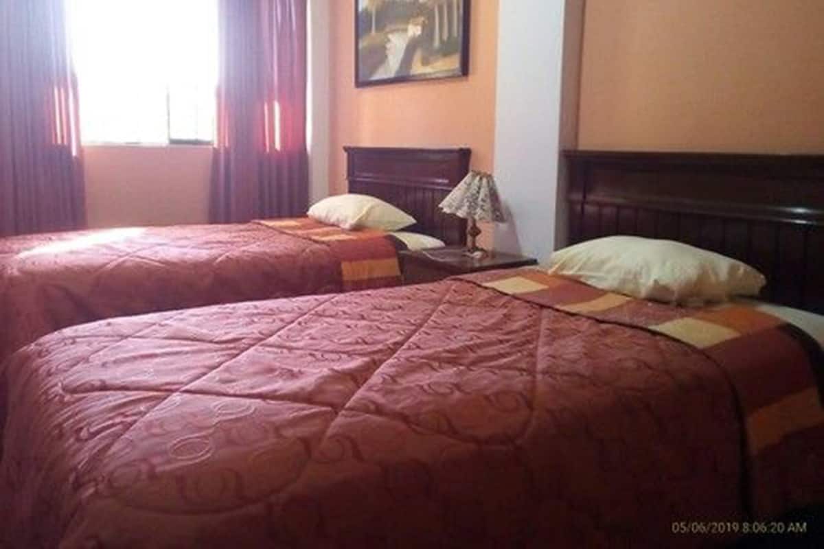 Quarto duplo, 2 camas de solteiro | Cofres nos quartos, escrivaninha, roupa de cama