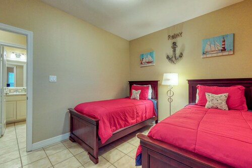Charming 2br/2bath Condo With Pool- Close To Beach - South Padre Island, TX
