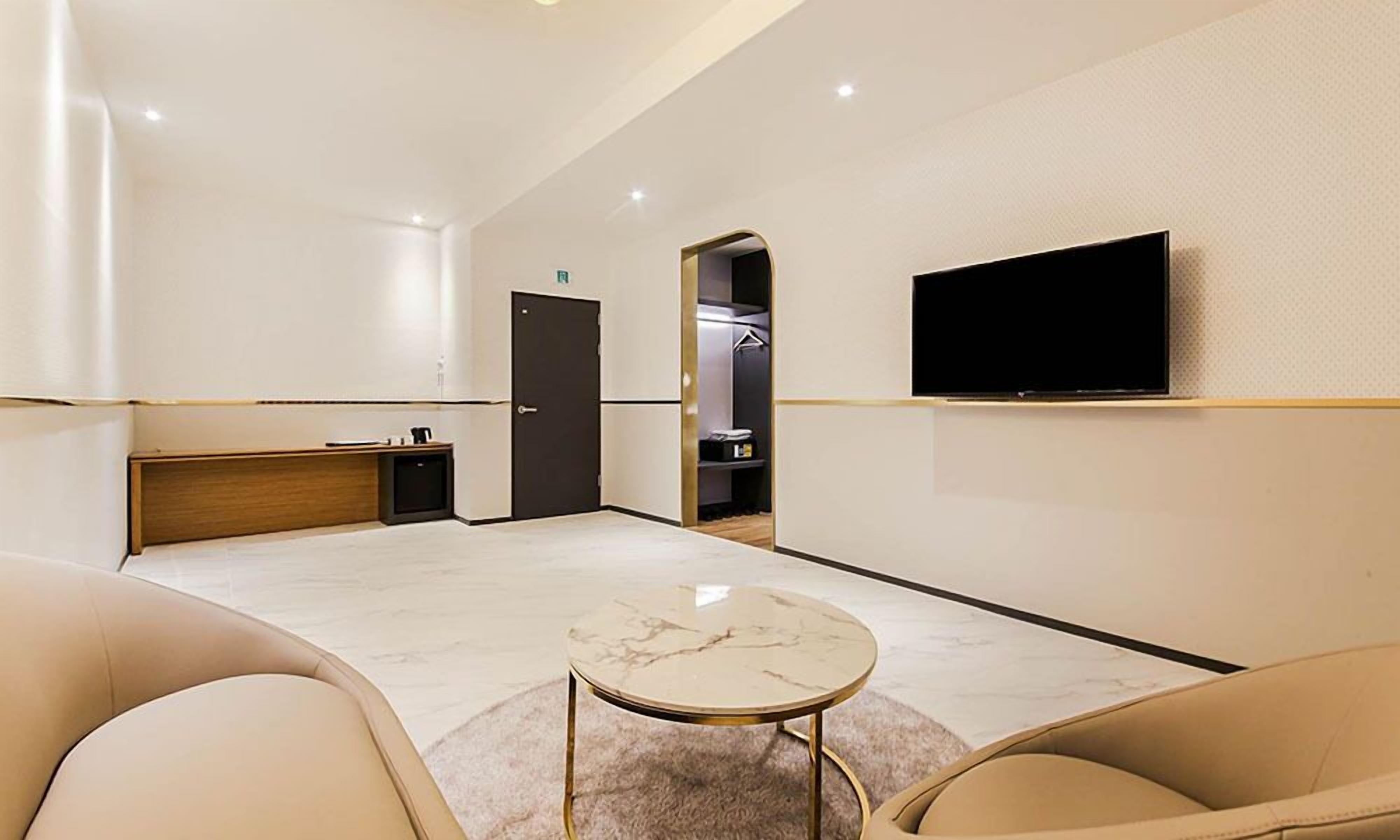 Quarto Twin Familiar | Com decoração personalizada, com mobília individualizada, Wi-fi grátis 