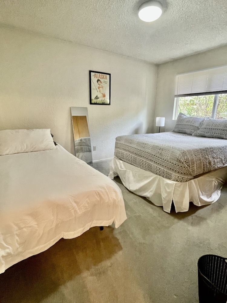 Convenient Location. Fully Stocked Kitchen. Washer & Dryer In Unit. - Anchorage, AK