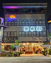 Fachada da propriedade à noite