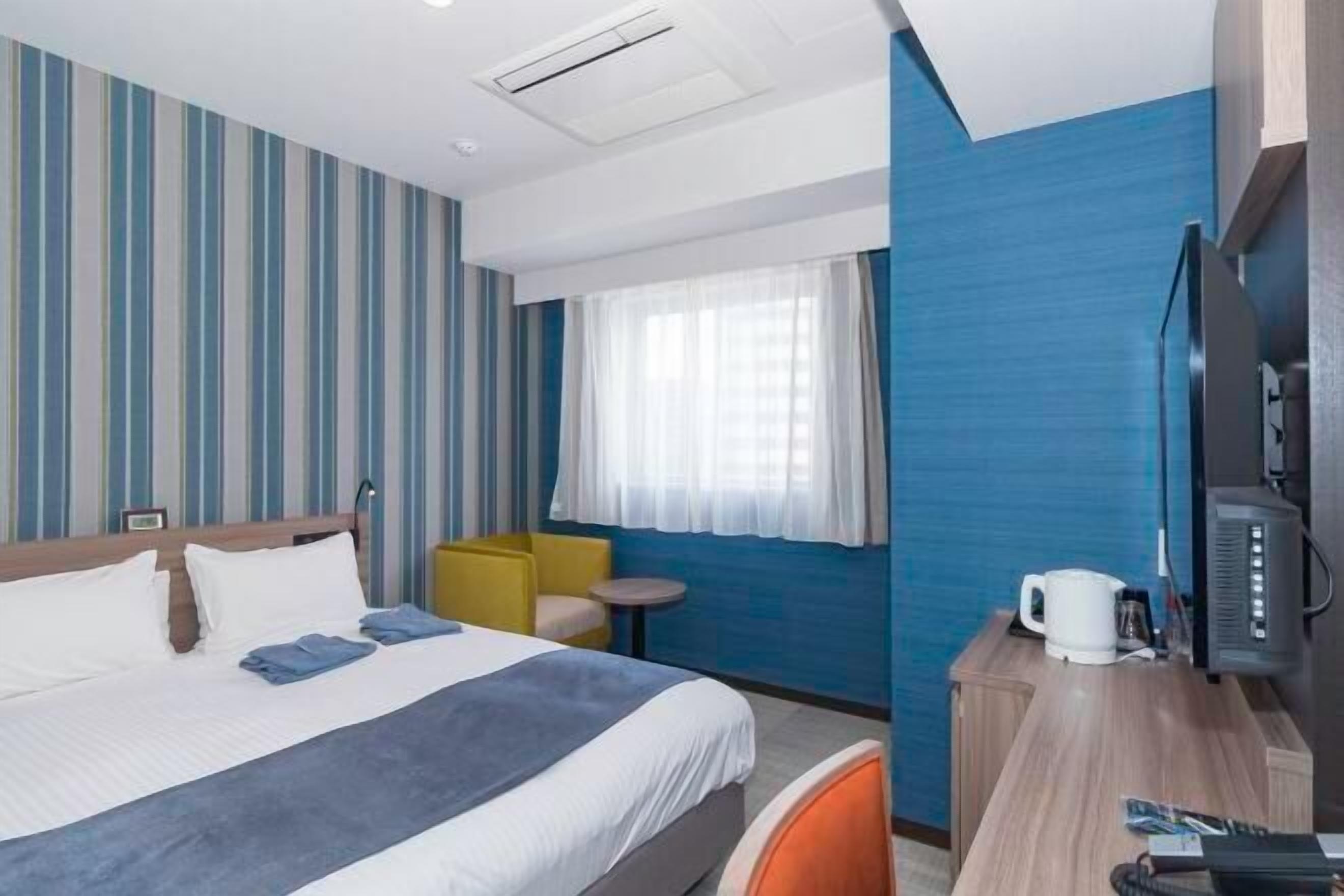 Roupa de alta qualidade, edredões de penas, cofre no quarto 