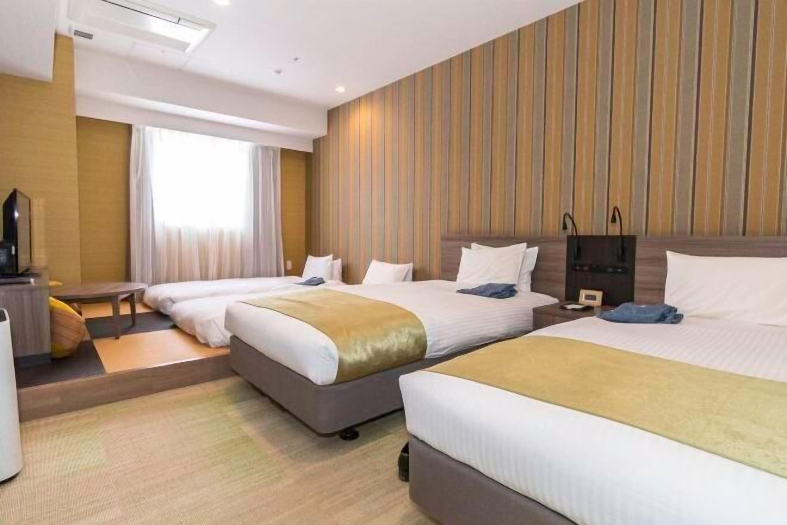 Roupa de alta qualidade, edredões de penas, cofre no quarto 